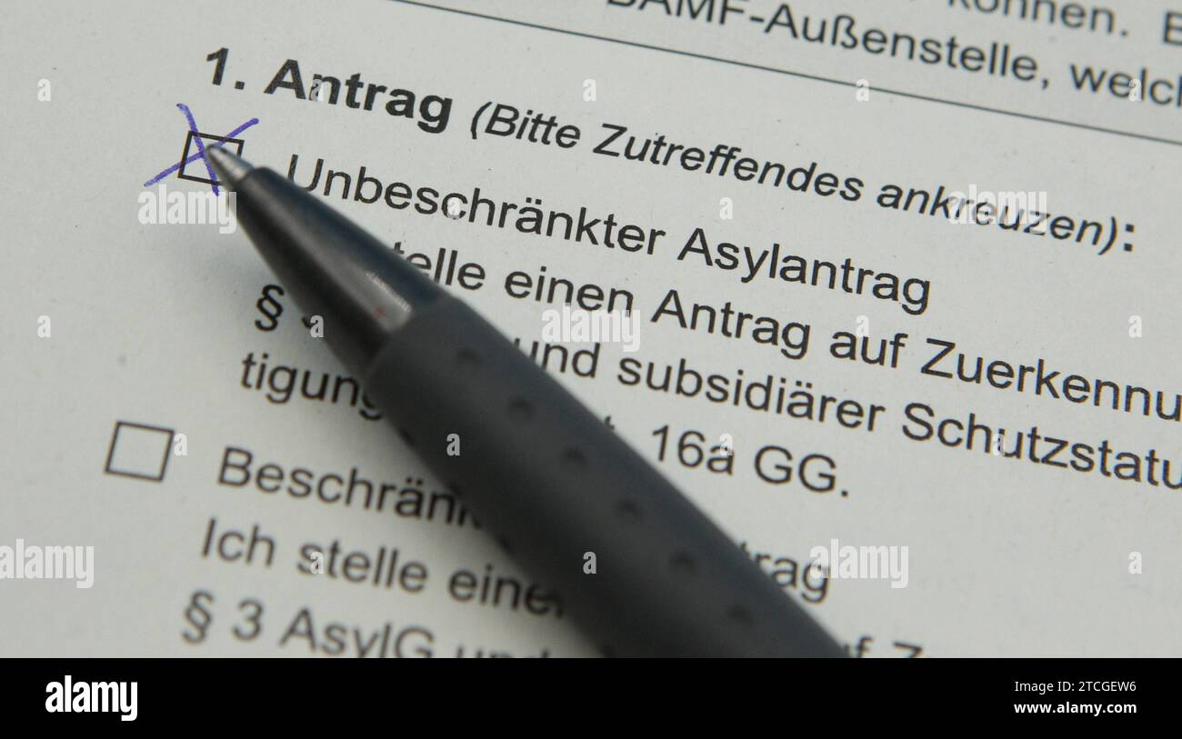 Ein Schriftlicher Asylerstantrag liegt auf einem Schreibtisch ...