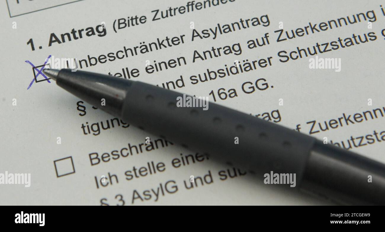 Ein Schriftlicher Asylerstantrag liegt auf einem Schreibtisch ...