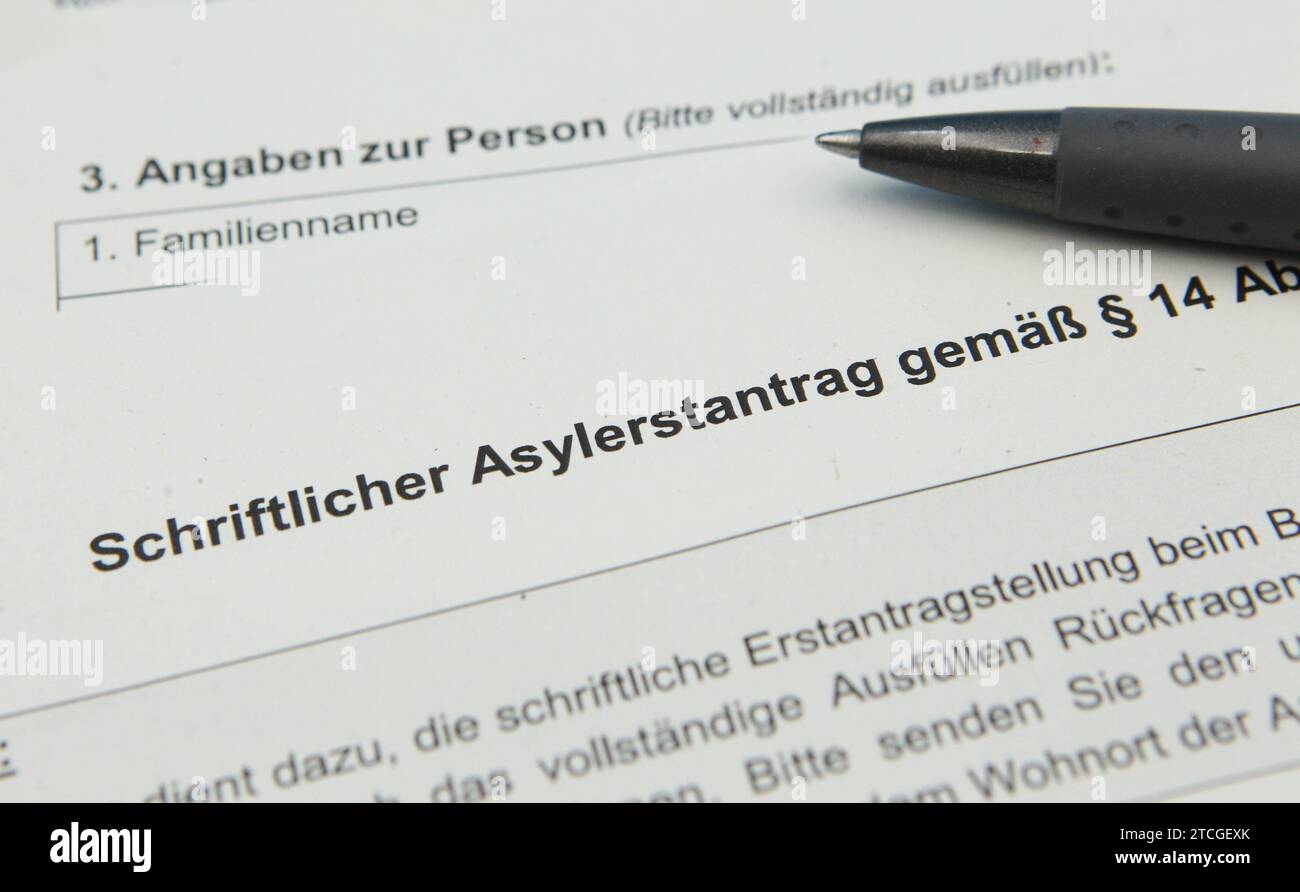 Ein Schriftlicher Asylerstantrag liegt auf einem Schreibtisch ...