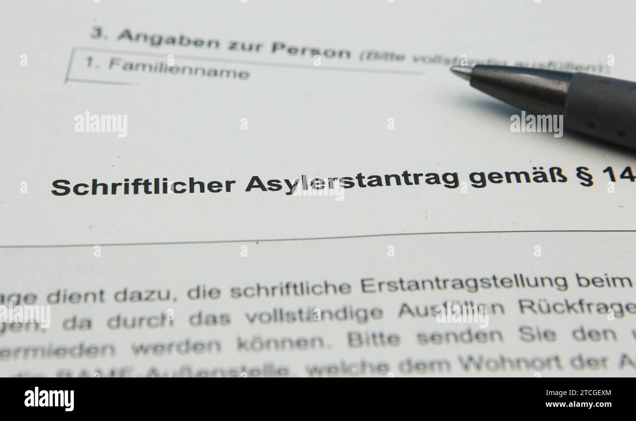 Ein Schriftlicher Asylerstantrag liegt auf einem Schreibtisch ...