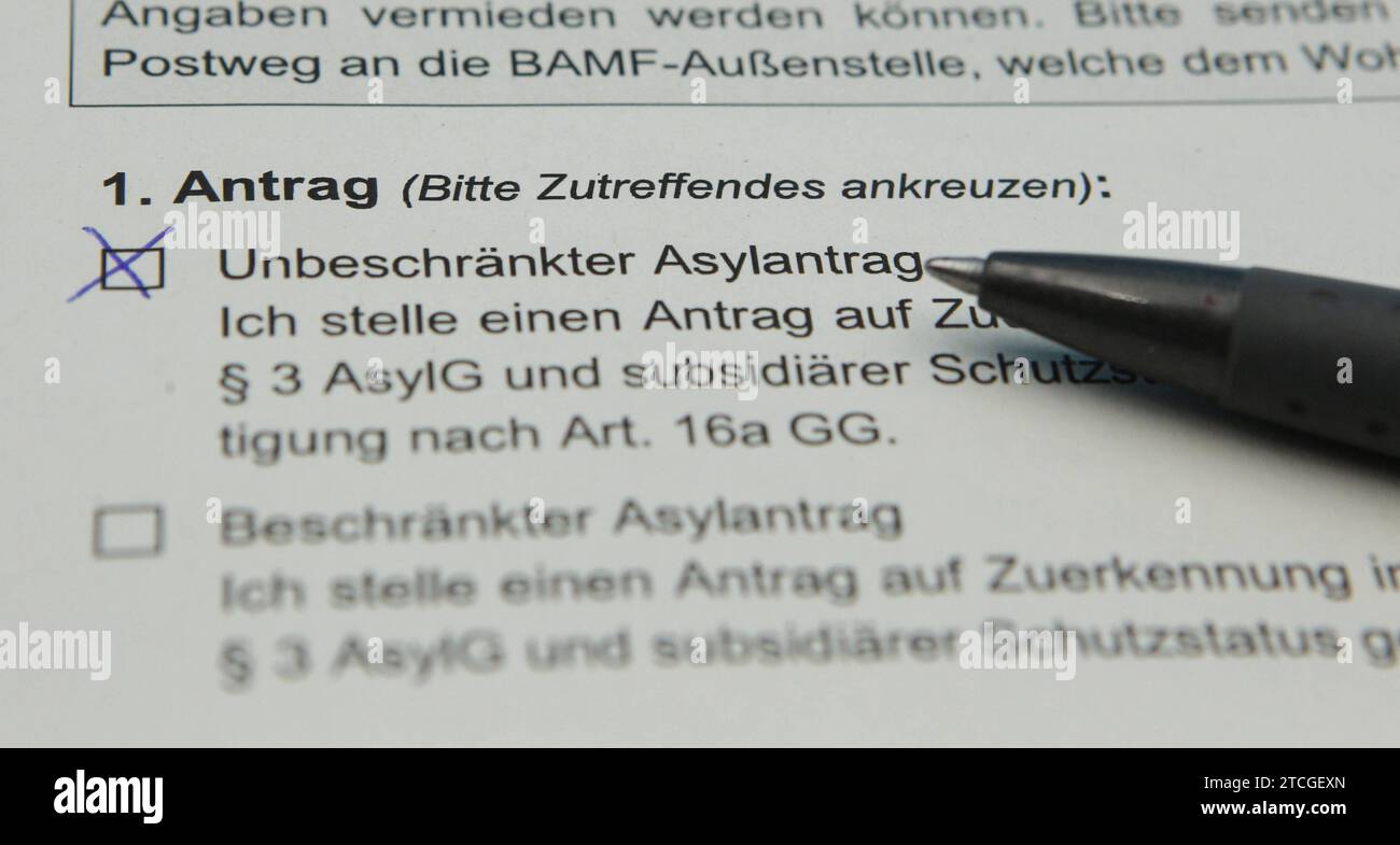 Ein Schriftlicher Asylerstantrag liegt auf einem Schreibtisch ...
