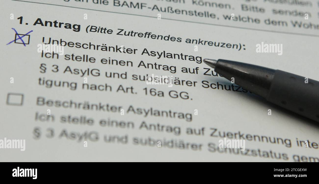 Ein Schriftlicher Asylerstantrag liegt auf einem Schreibtisch ...