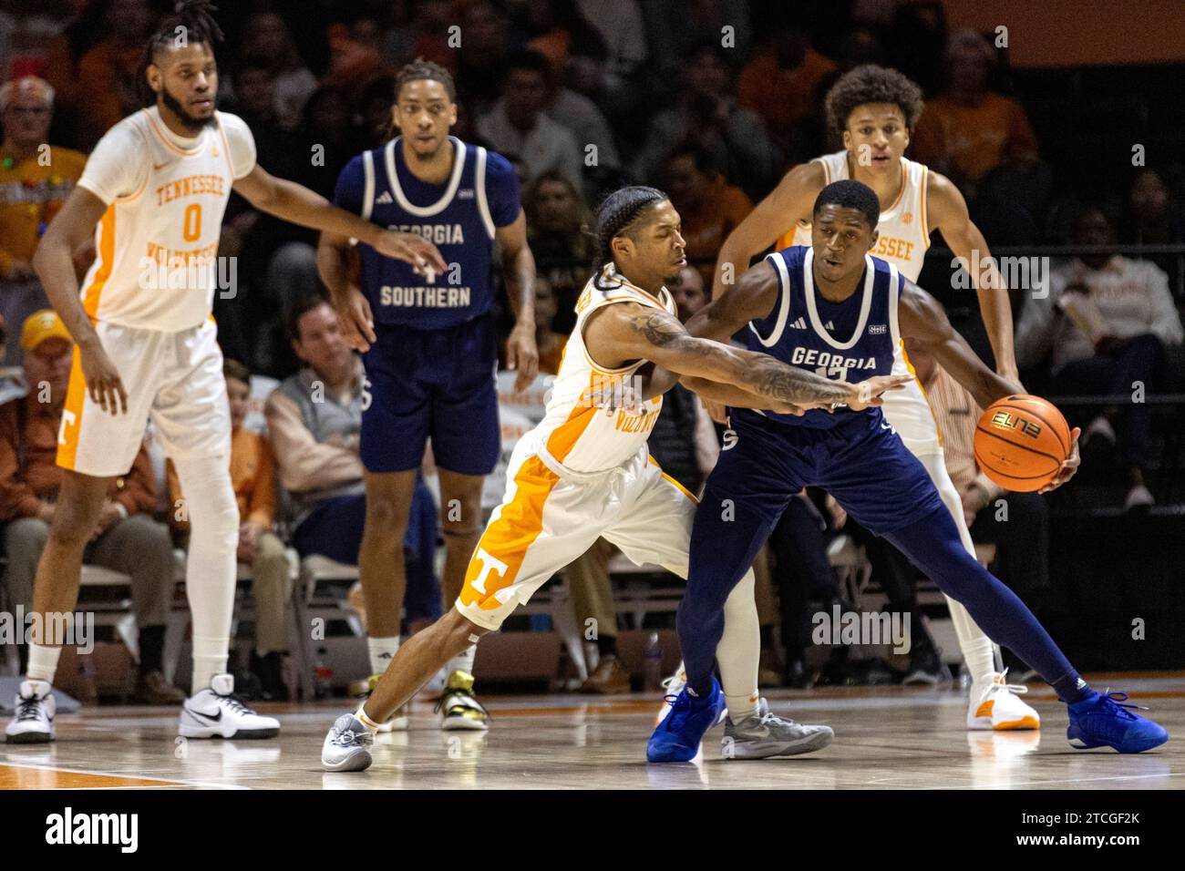 Tennessee guard Zakai Zeigler, center, attempts to knock the ball away ...