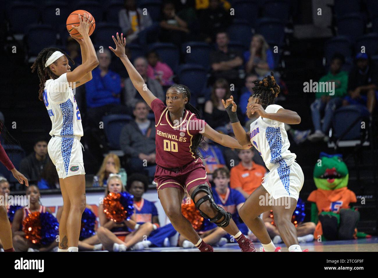 Florida State guard Ta'Niya Latson (00) defends between Florida guard Jeriah Warren (20), left ...