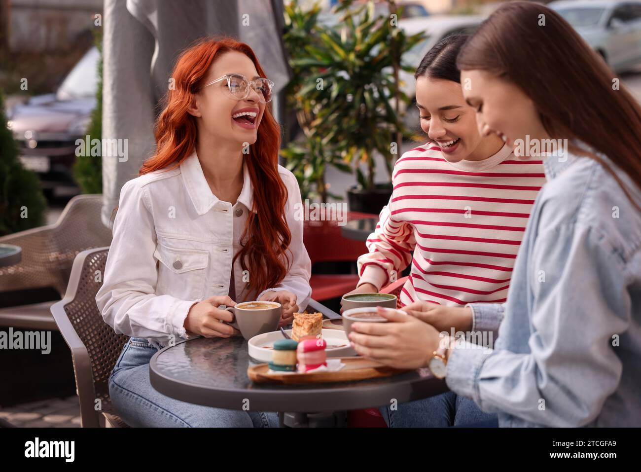 Happy friends talking and drinking coffee in outdoor cafe Stock Photo ...
