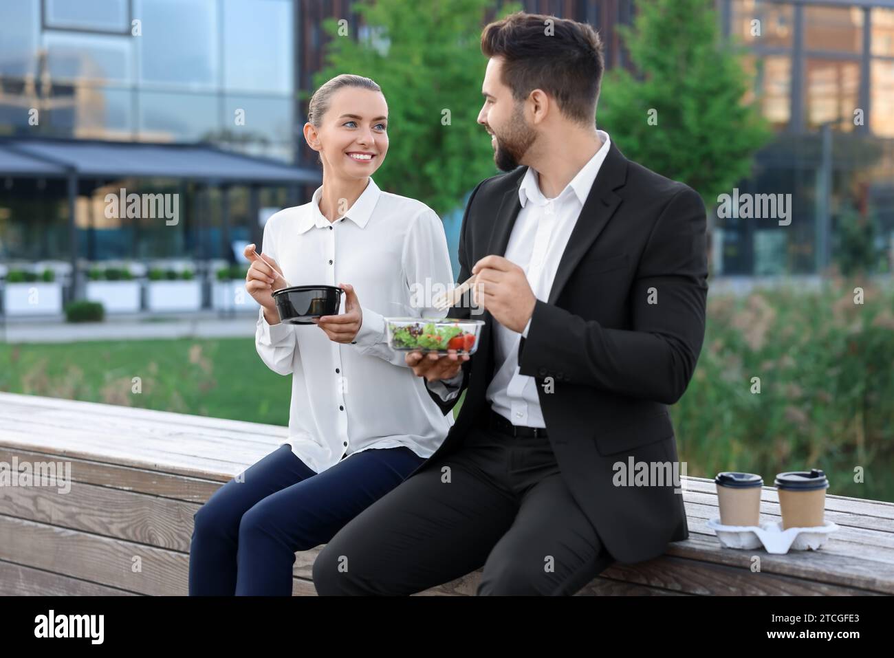 Business woman man eating salad hi-res stock photography and images - Alamy