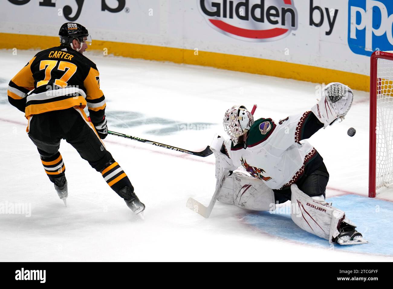 Pittsburgh Penguins' Jeff Carter (77) backhands a shot past Arizona ...