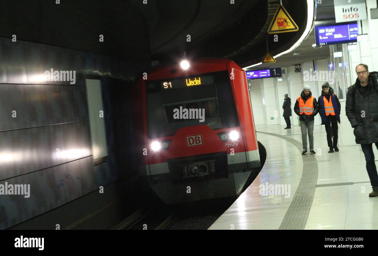 Eine S-Bahn der Linie S1 in Richtung Wedel fährt in den Bahnhof ...