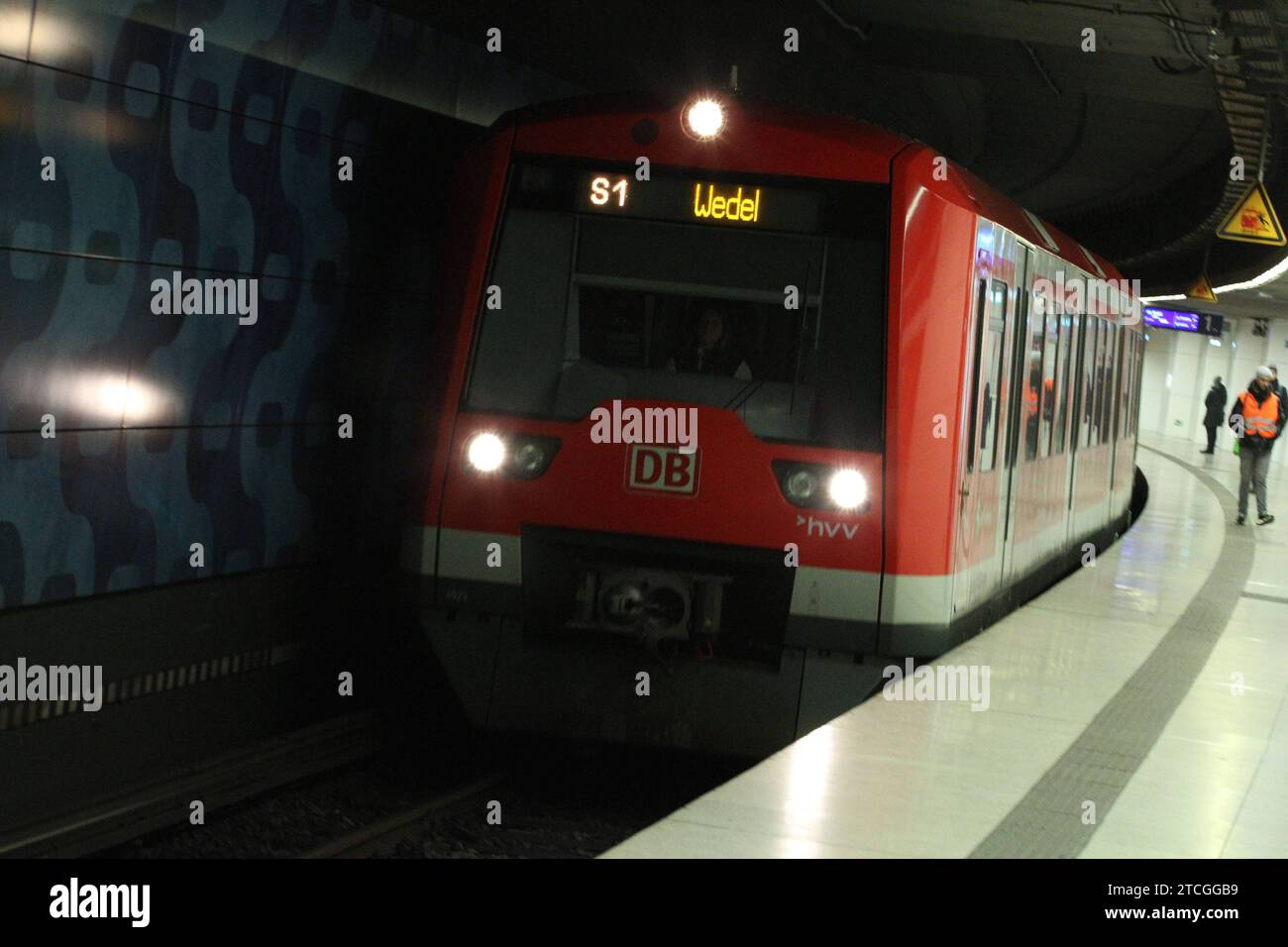 Eine S-Bahn der Linie S1 in Richtung Wedel fährt in den Bahnhof ...