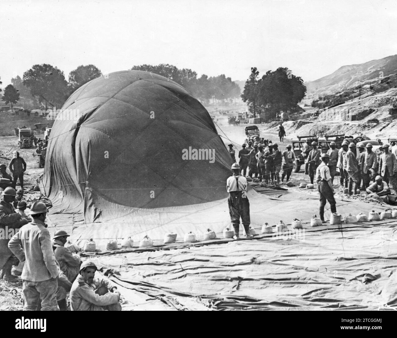 10/31/1916. On the Somme front. French Soldiers Preparing a Captive ...