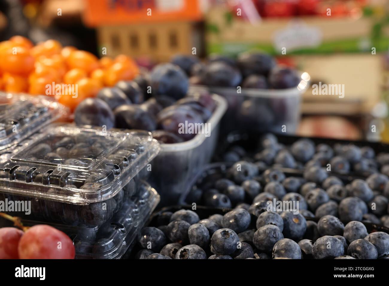 Fresh blueberries on counter hi-res stock photography and images - Alamy