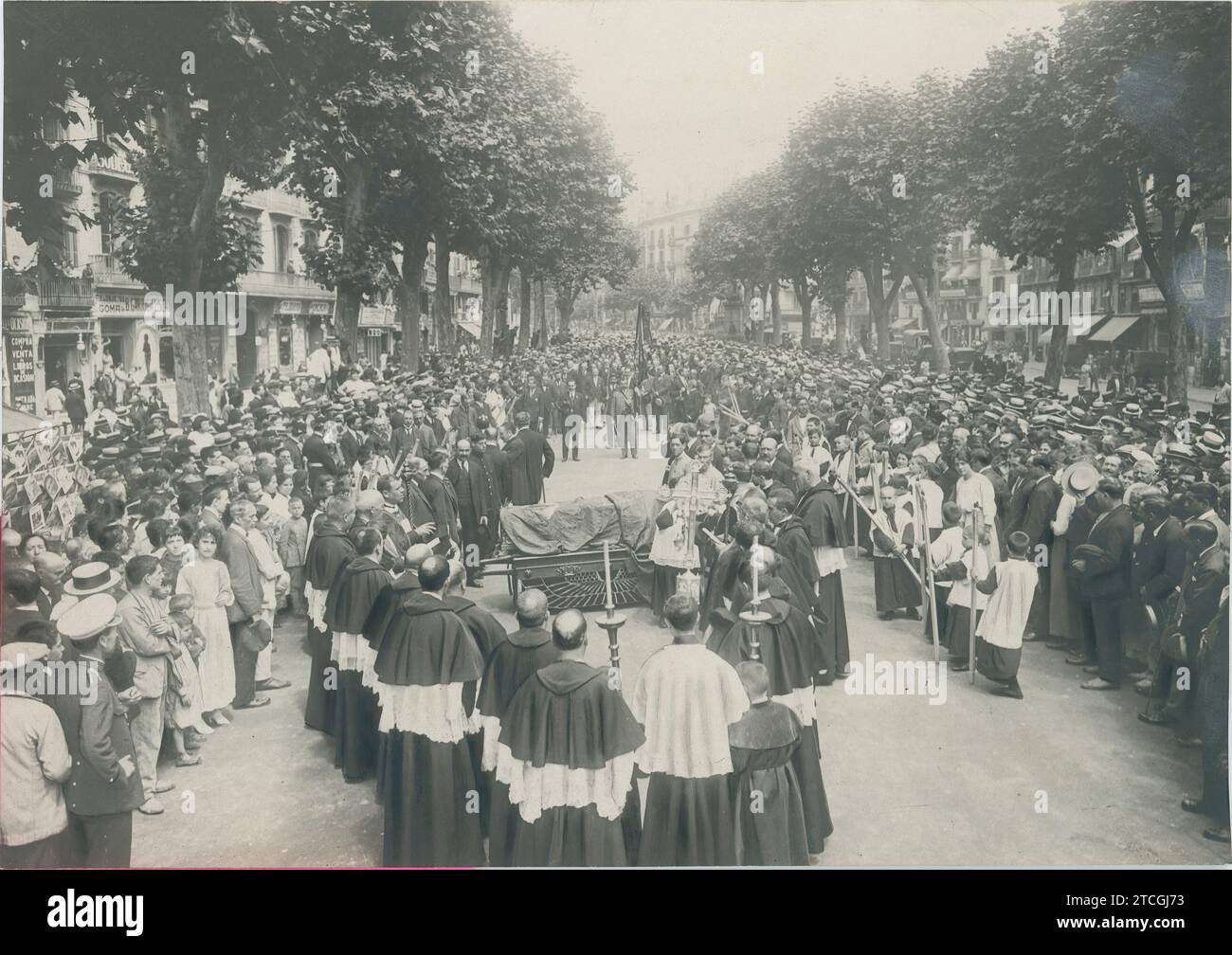 Barcelona, July 1918. Burial of Count Güell, Eusebio Güell Bacigalupi ...