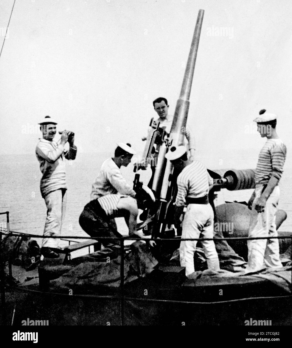 07/31/1916. The fight against the Planes. Sailors of a French warship ...