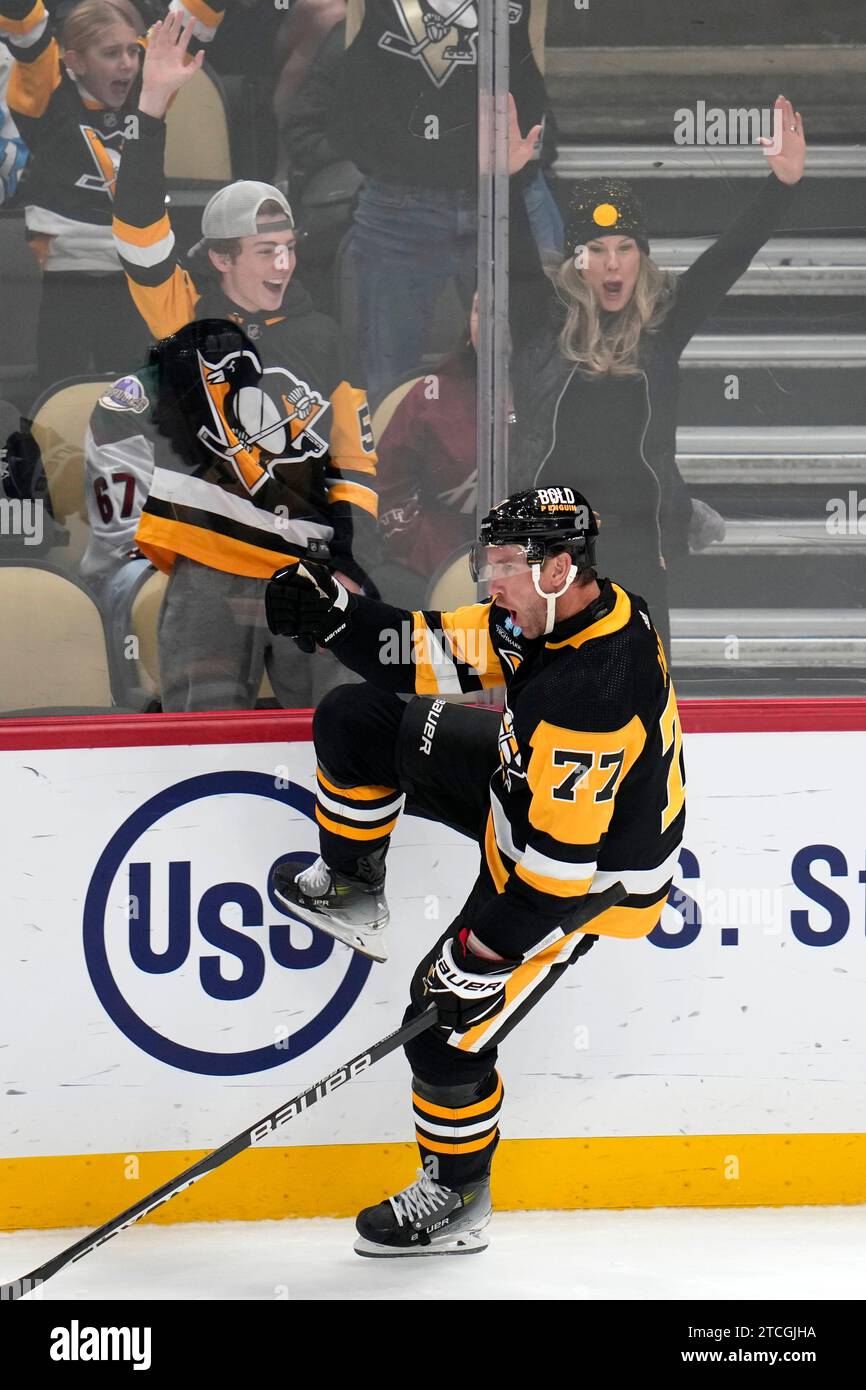 Pittsburgh Penguins' Jeff Carter (77) celebrates his short-handed goal ...