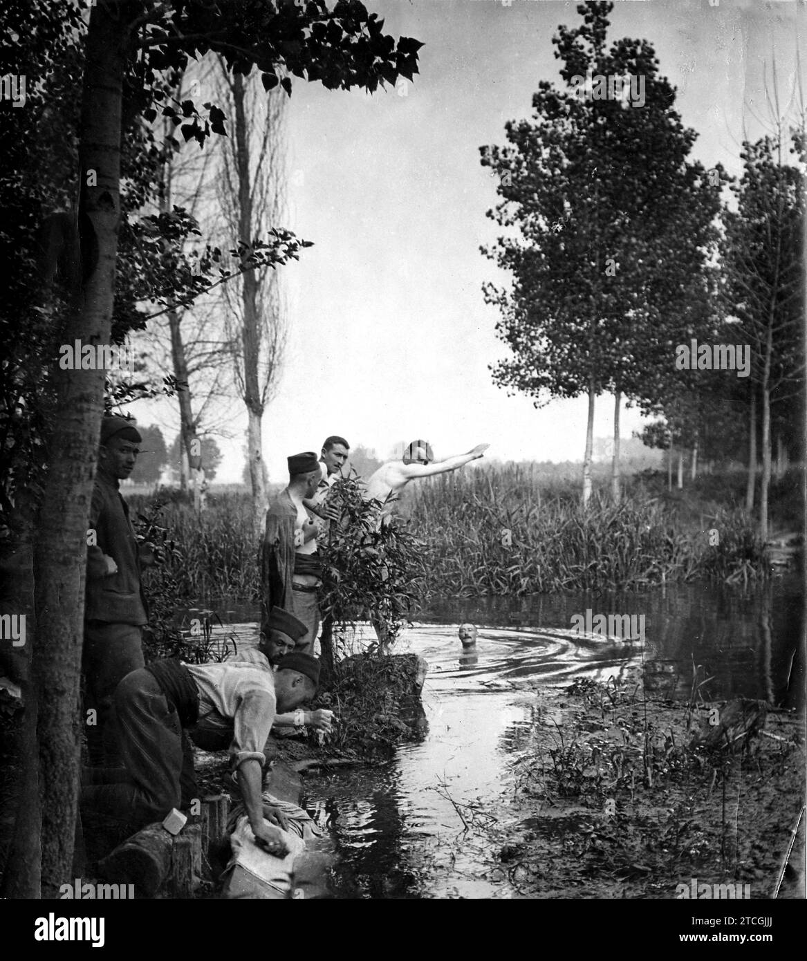 06/30/1917. In the Marne Region - Soldiers bathing and washing clothes ...