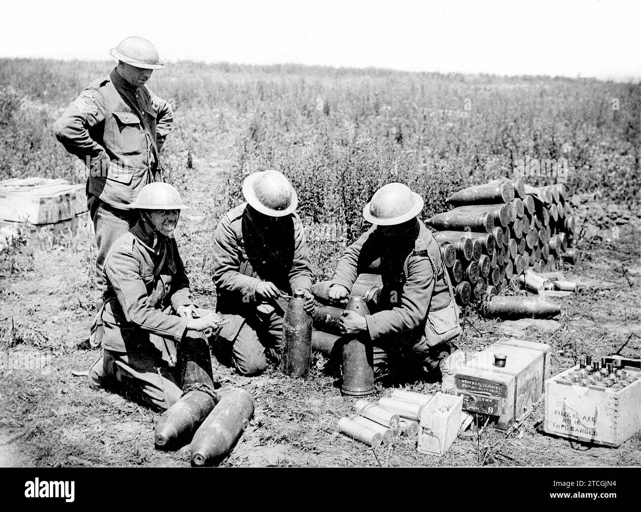 07/31/1916. The English in France. British Artillery Soldiers Loading ...