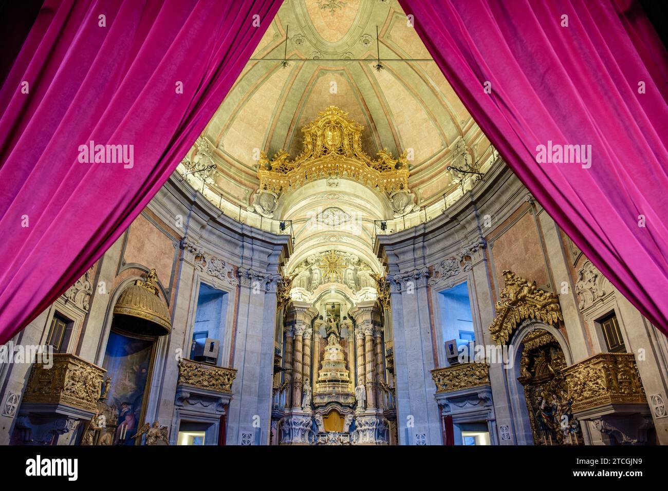 Gold catholic church hi-res stock photography and images - Alamy