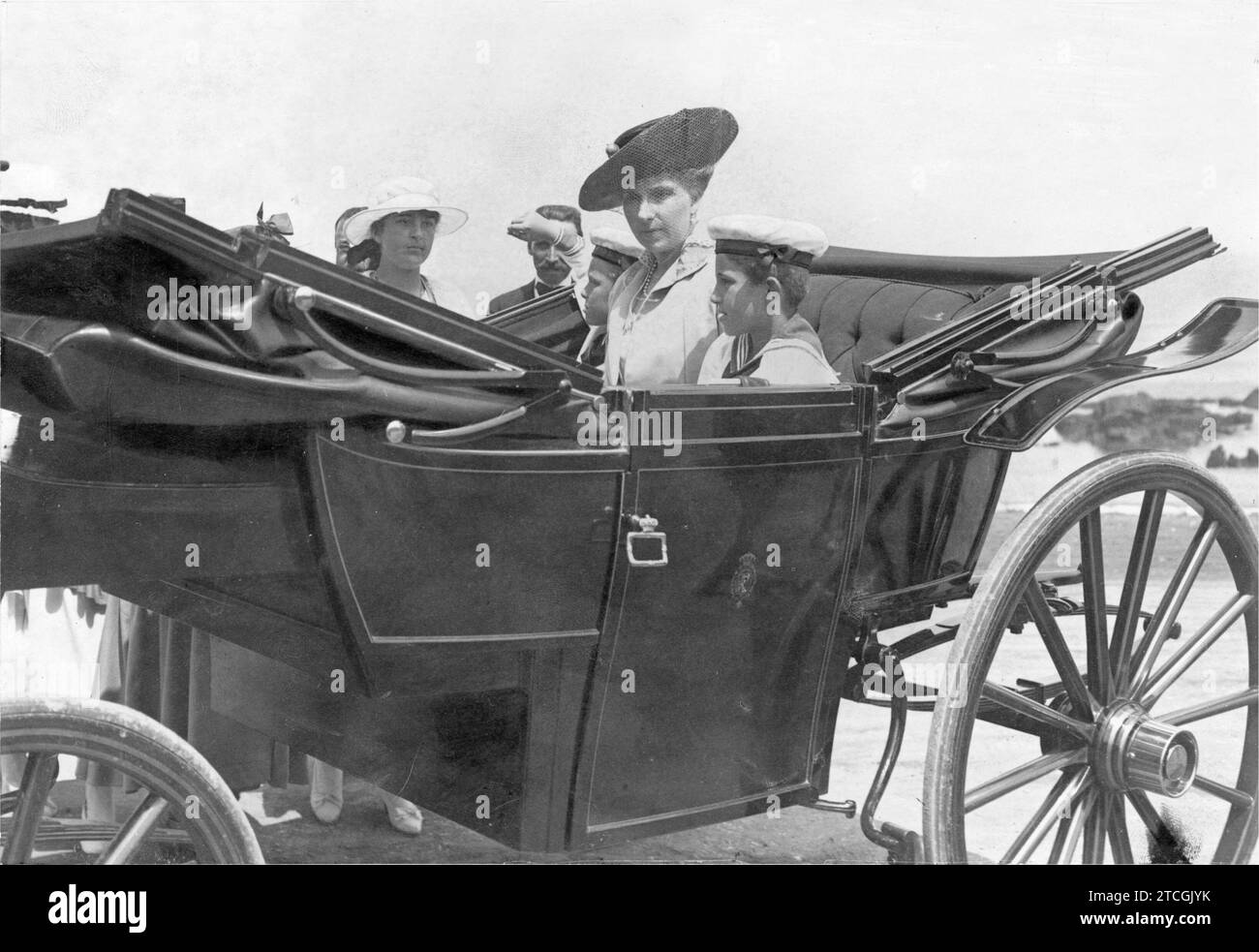07/31/1916. The flower festival in Santander. Her Majesty the Queen ...