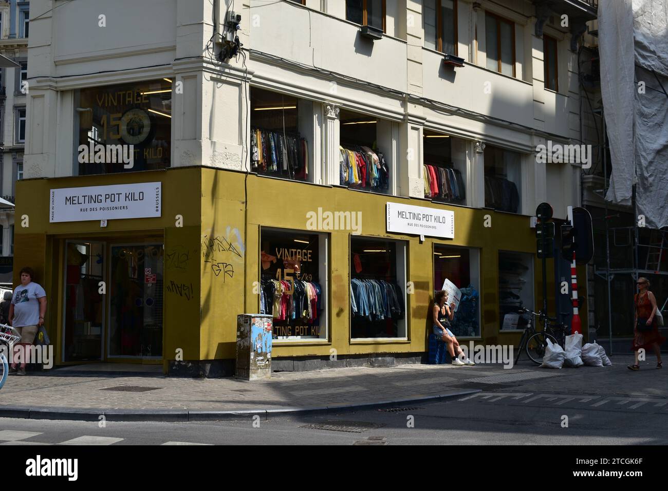 Storefront and windows of second-hand clothing store "Melting pot kilo ...