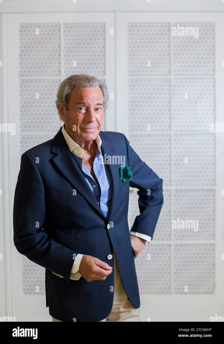 10 hombres hi-res stock photography and images - Alamy