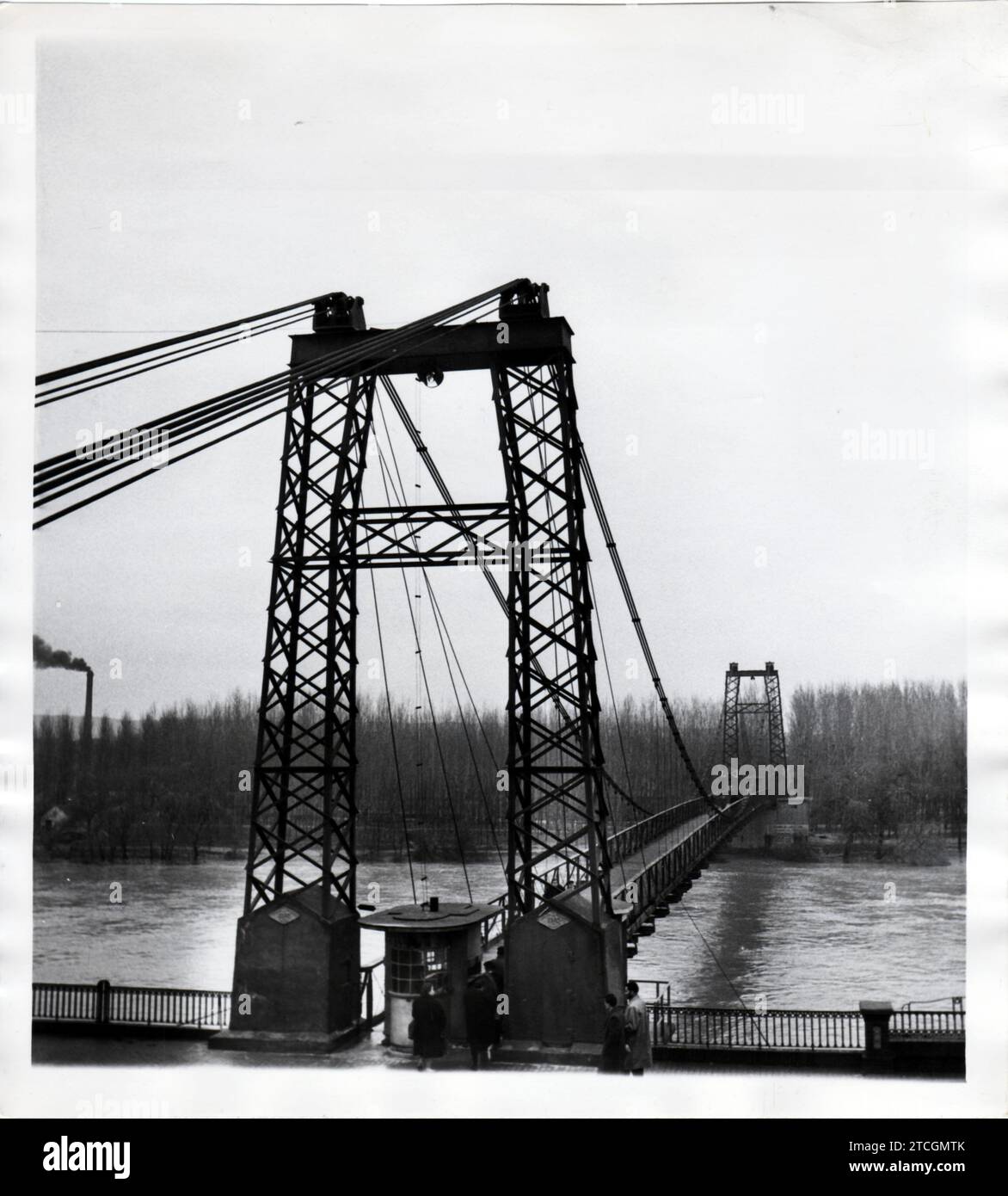 12/31/1958. The toll walkway over the Ebro that replaced the famous ...
