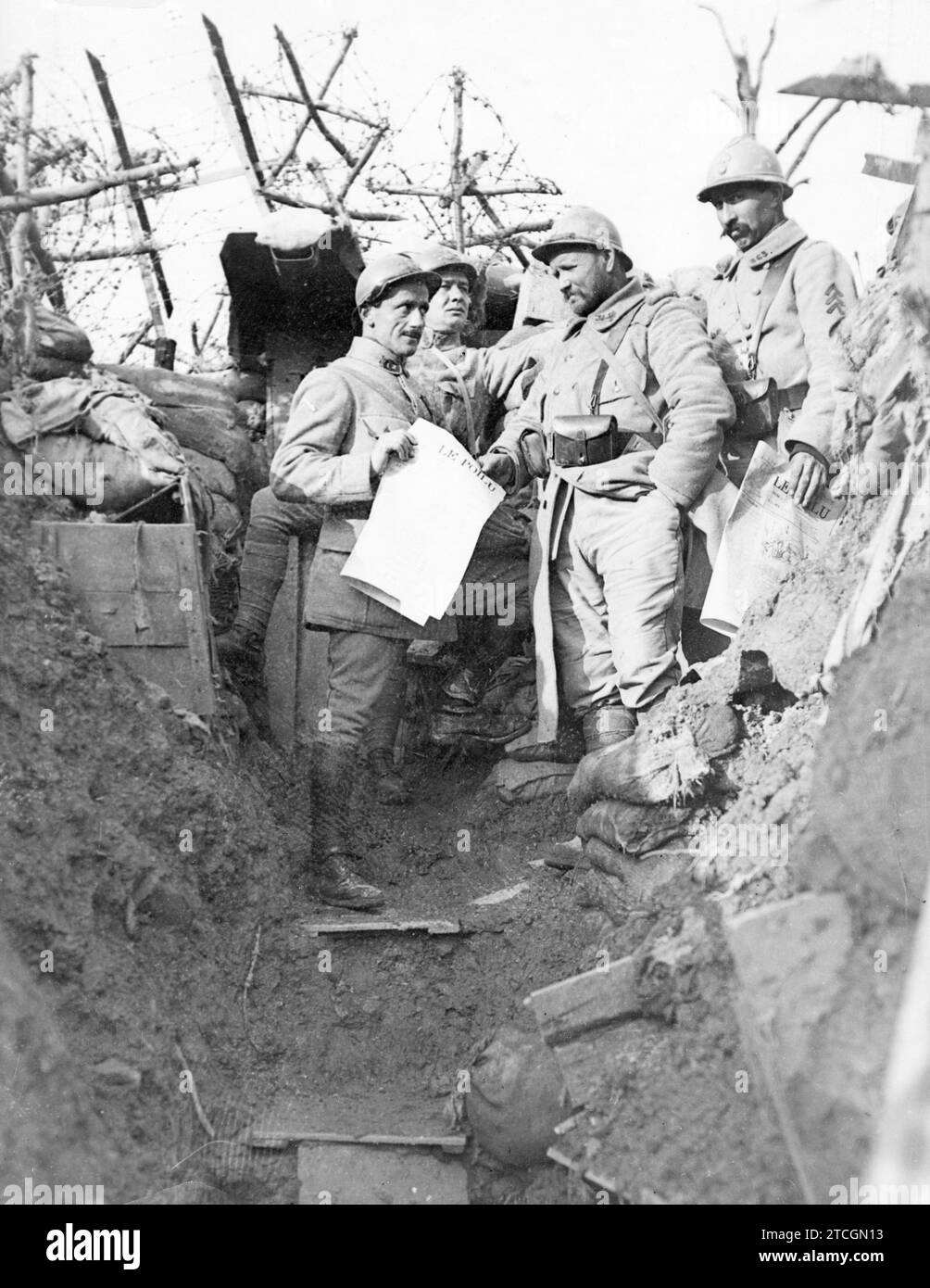 01/01/1917. The War Newspapers. Distribution of copies of the French ...