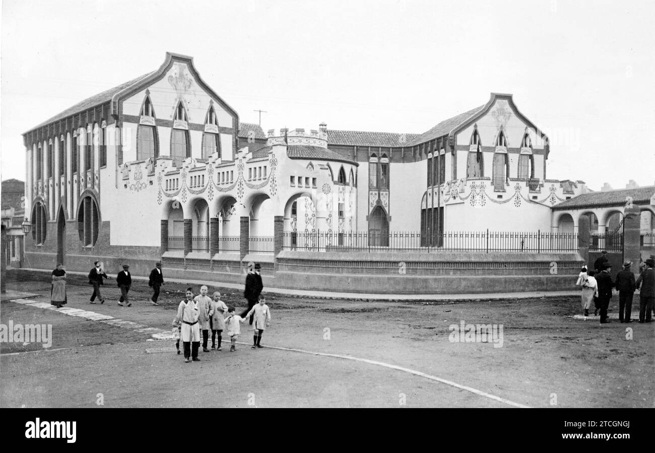 10/31/1916. Inauguration of a school group in Terrasa. The new building ...