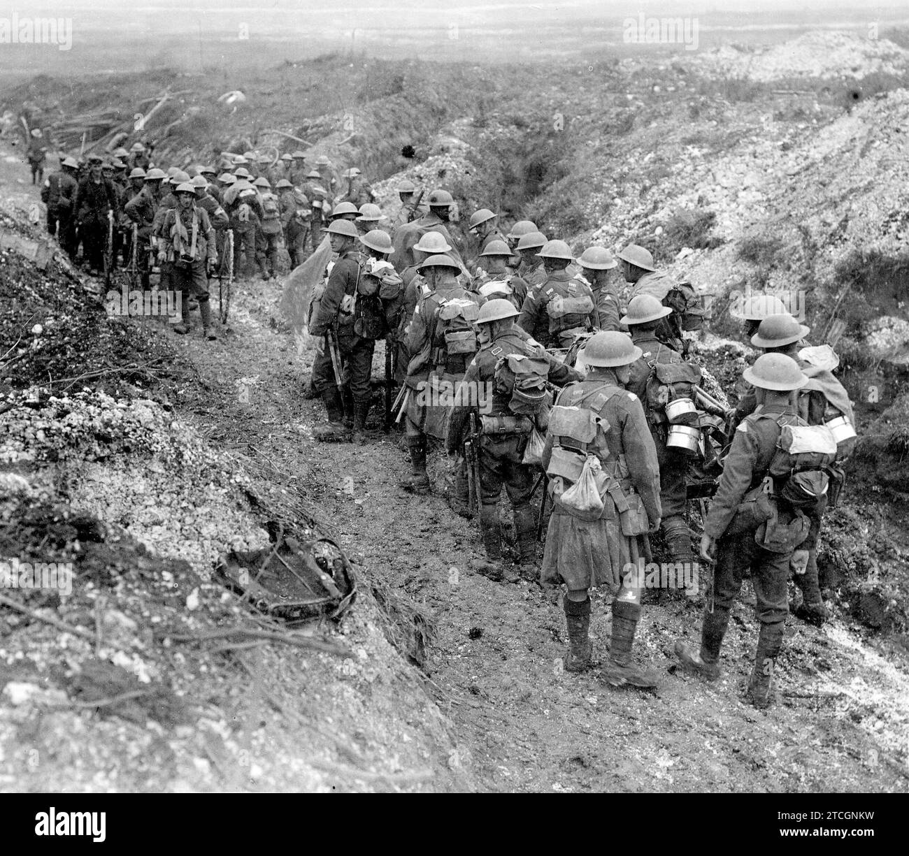 07/31/1916. Ready to Fight. English soldiers in a trench waiting for ...