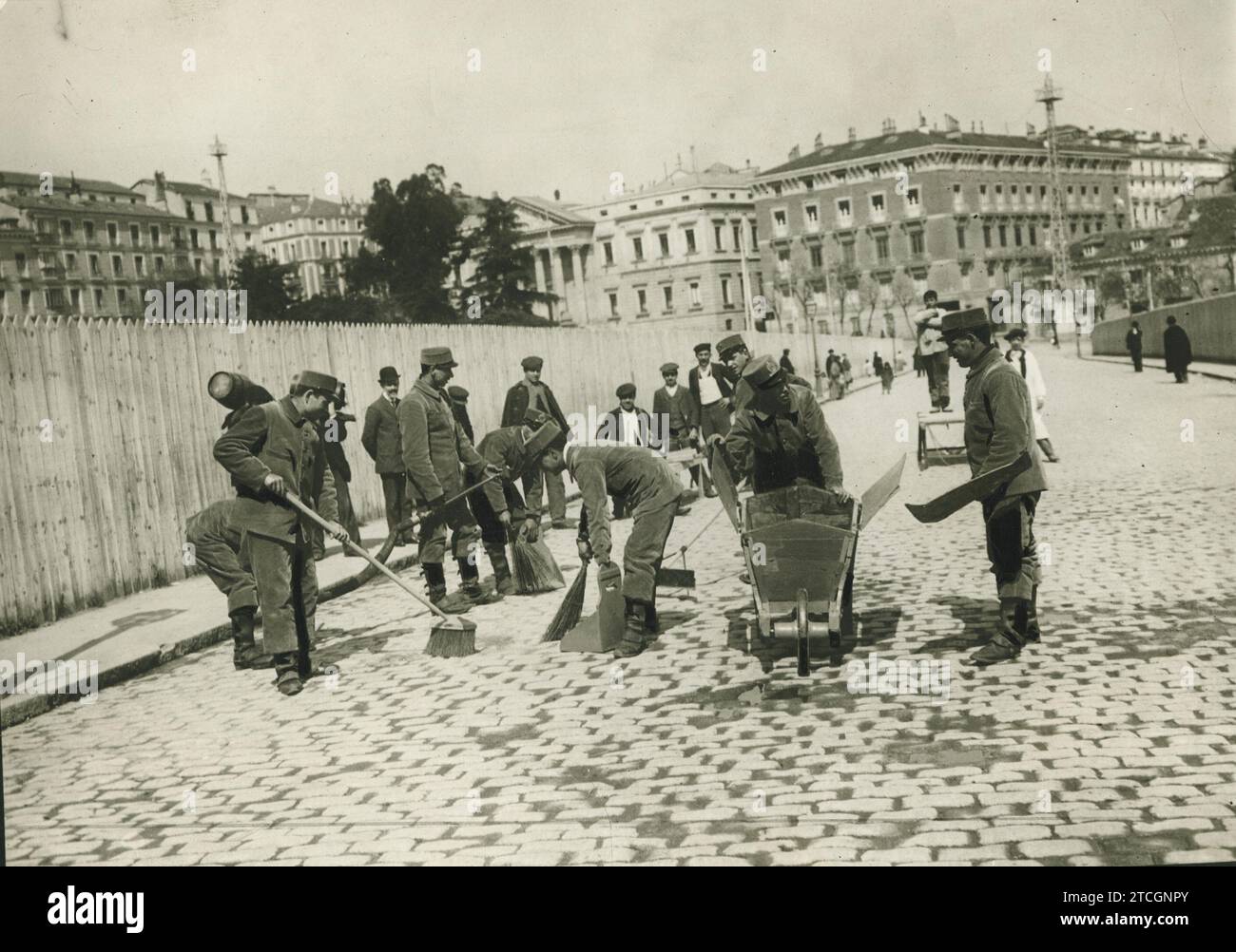 Madrid, March 1908. Paseo del Prado. The sweepers with the new uniform ...