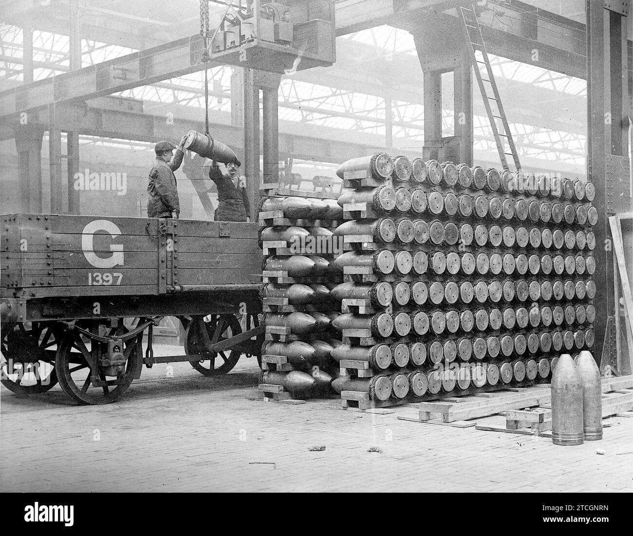 07/31/1916. In a munitions factory in England. Organization of a train ...
