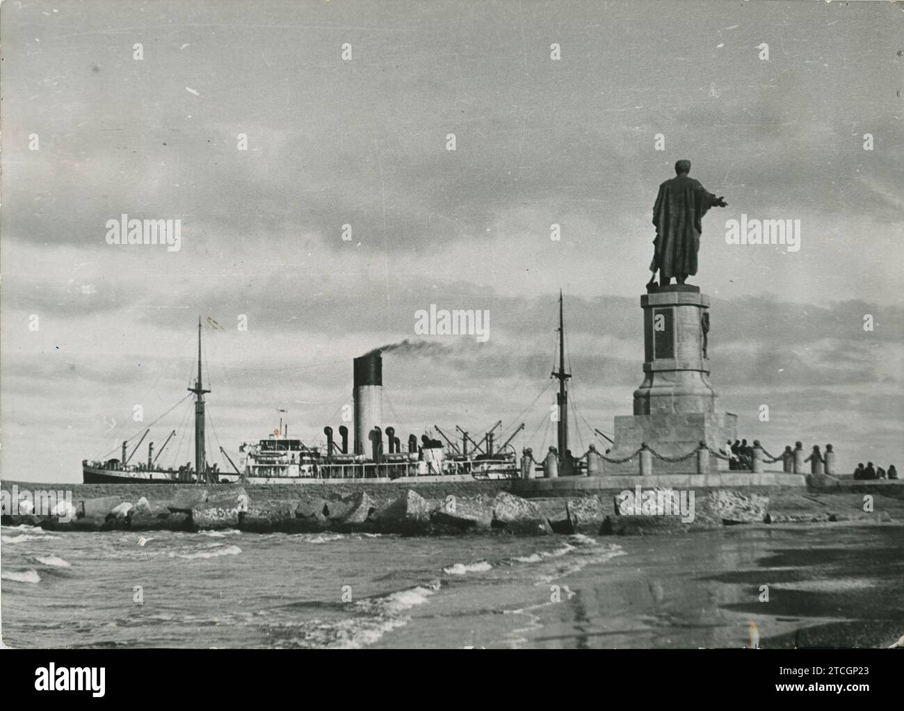 01/01/1942. Suez Canal, Egypt, 1957. On the Port Said dock is the ...