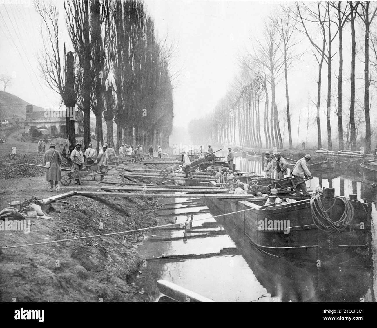 01/01/1917. On the Somme front. French Reservists Busy Unloading Stone ...