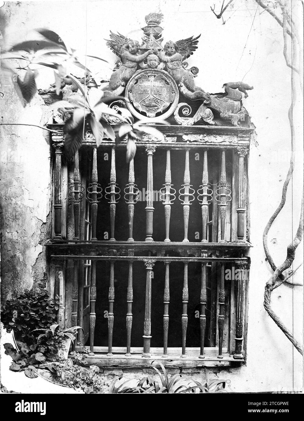 04/01/1933. The famous Plateresque window of the house of Pilatos ...