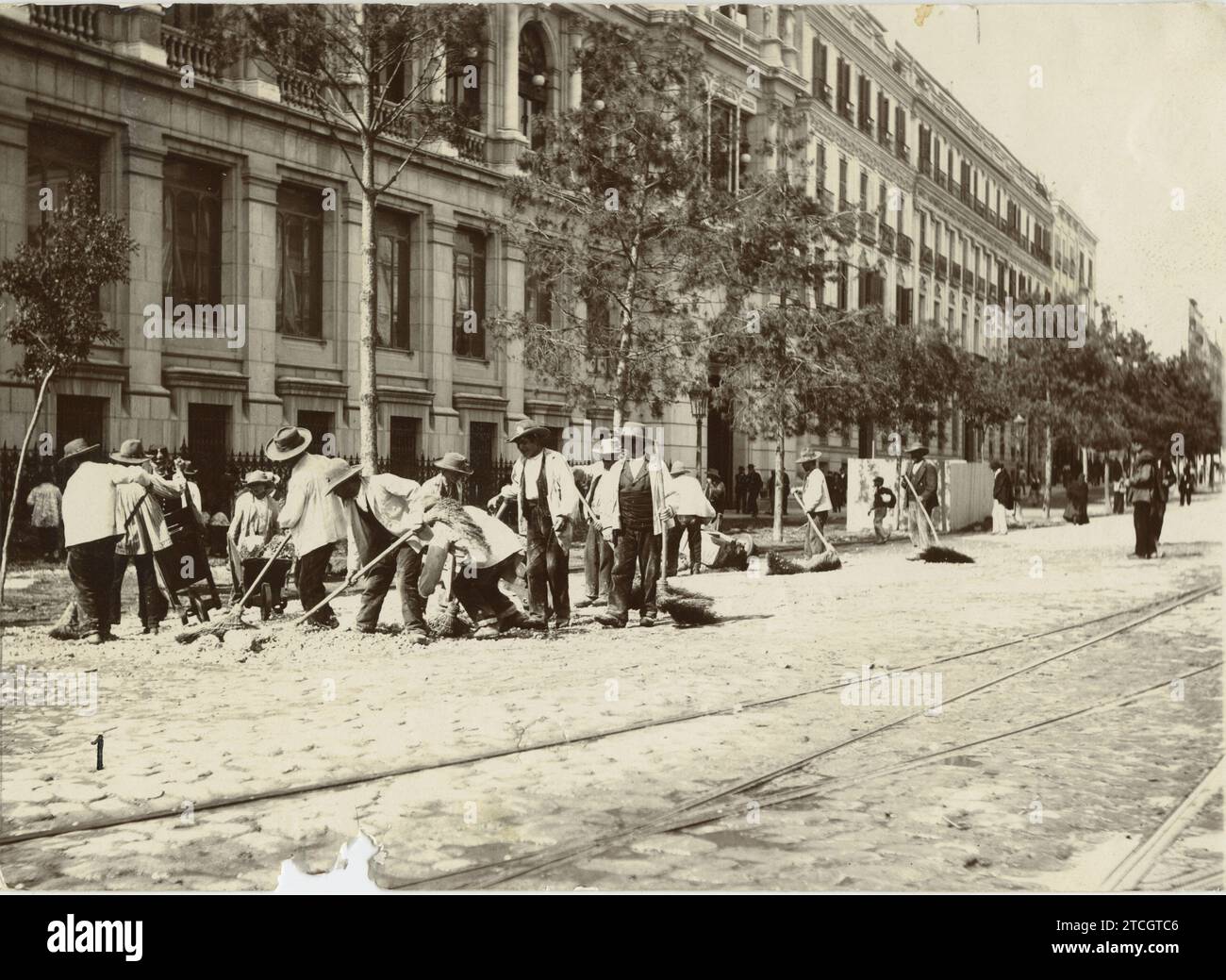 Street sweepers hi-res stock photography and images - Alamy