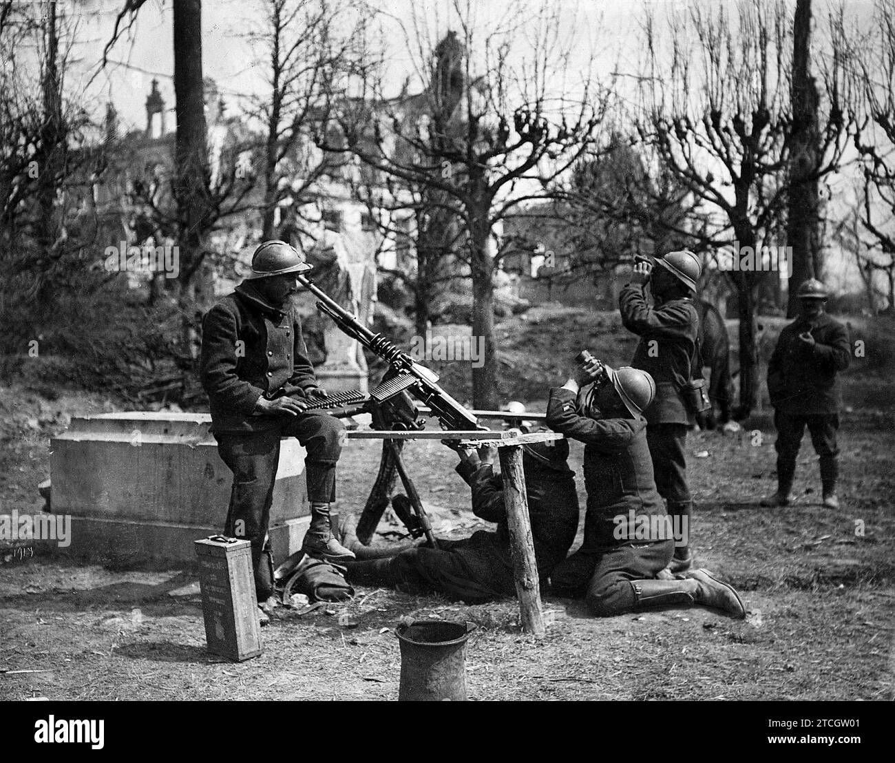05/31/1917. On the Western Front. Machine gun against airplanes ...