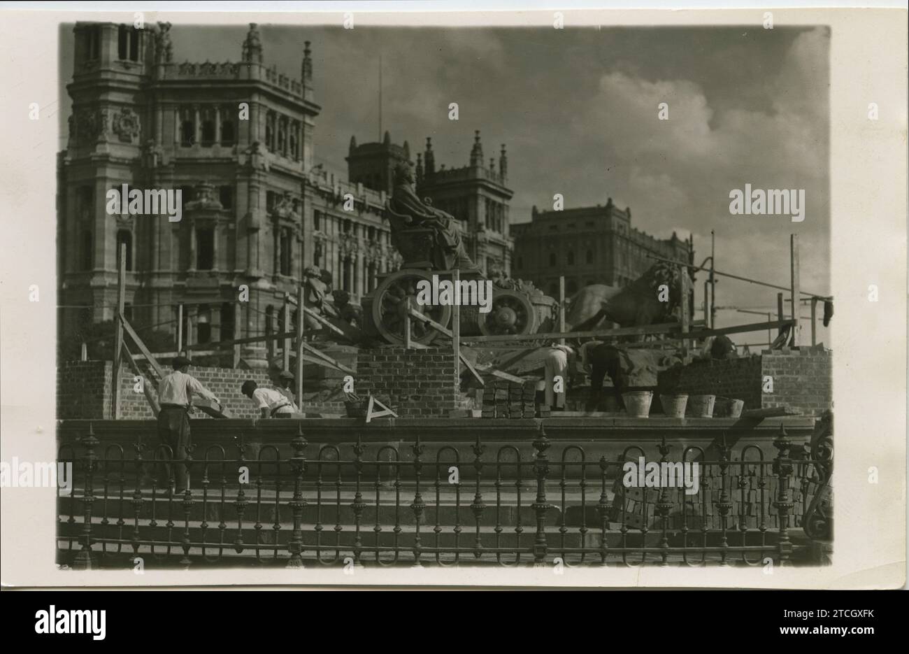 Madrid, 1937. The Cibeles fountain during the Civil War. In the image ...