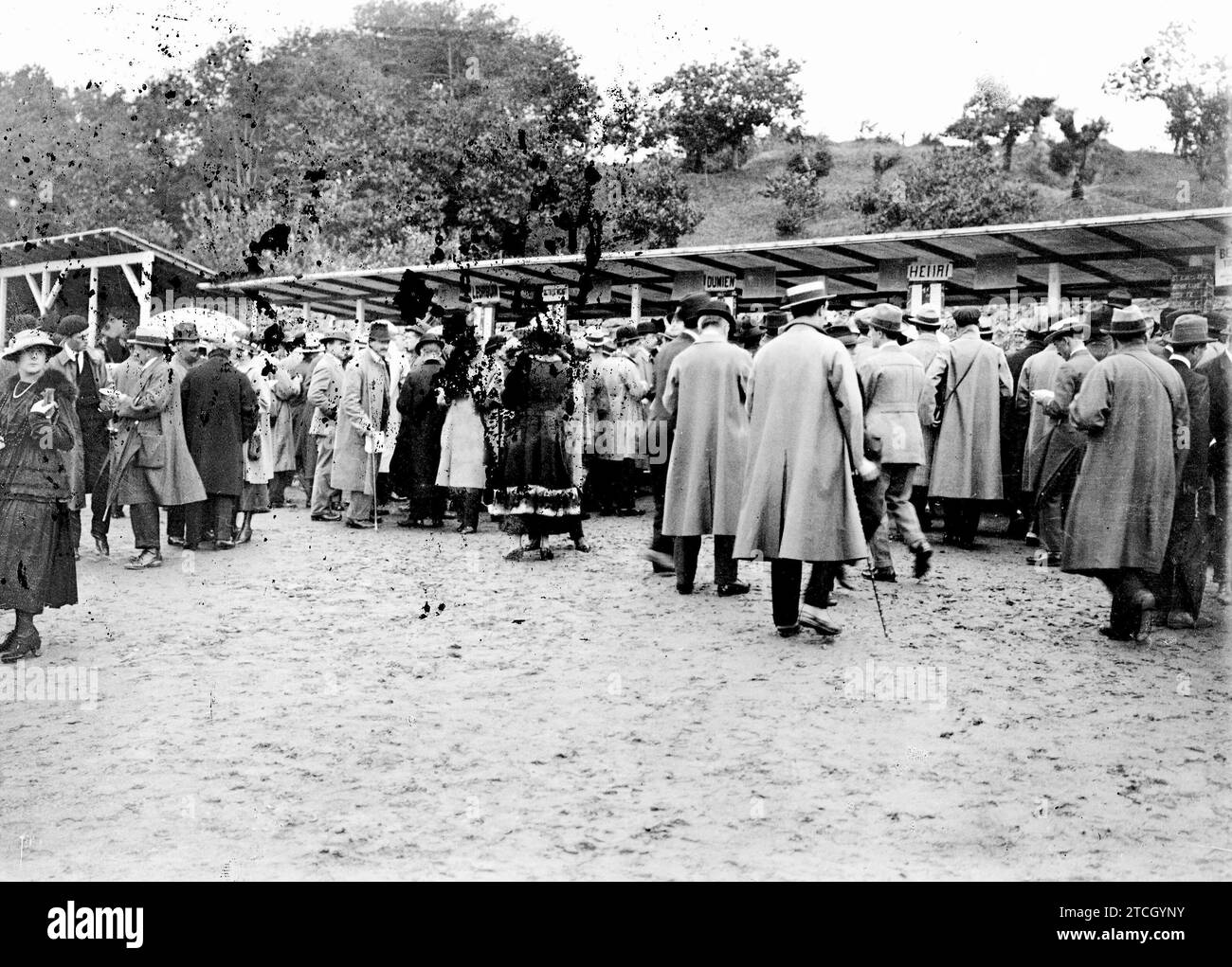 09/01/1916. At the San Sebastián Horse Races. The Public Crowding at ...