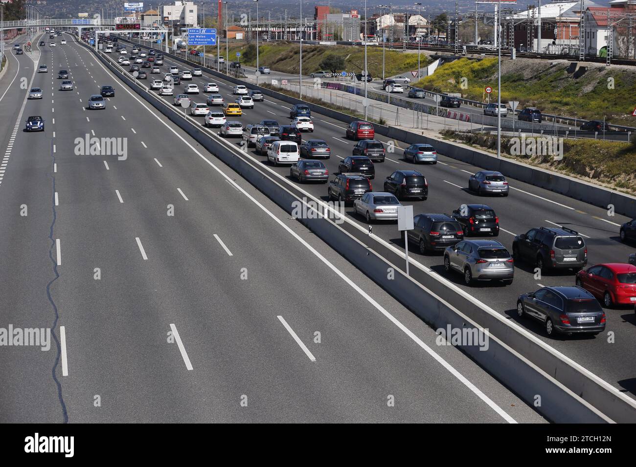 Madrid, 03/24/2016. Operation leaving Easter, with traffic jams and car ...
