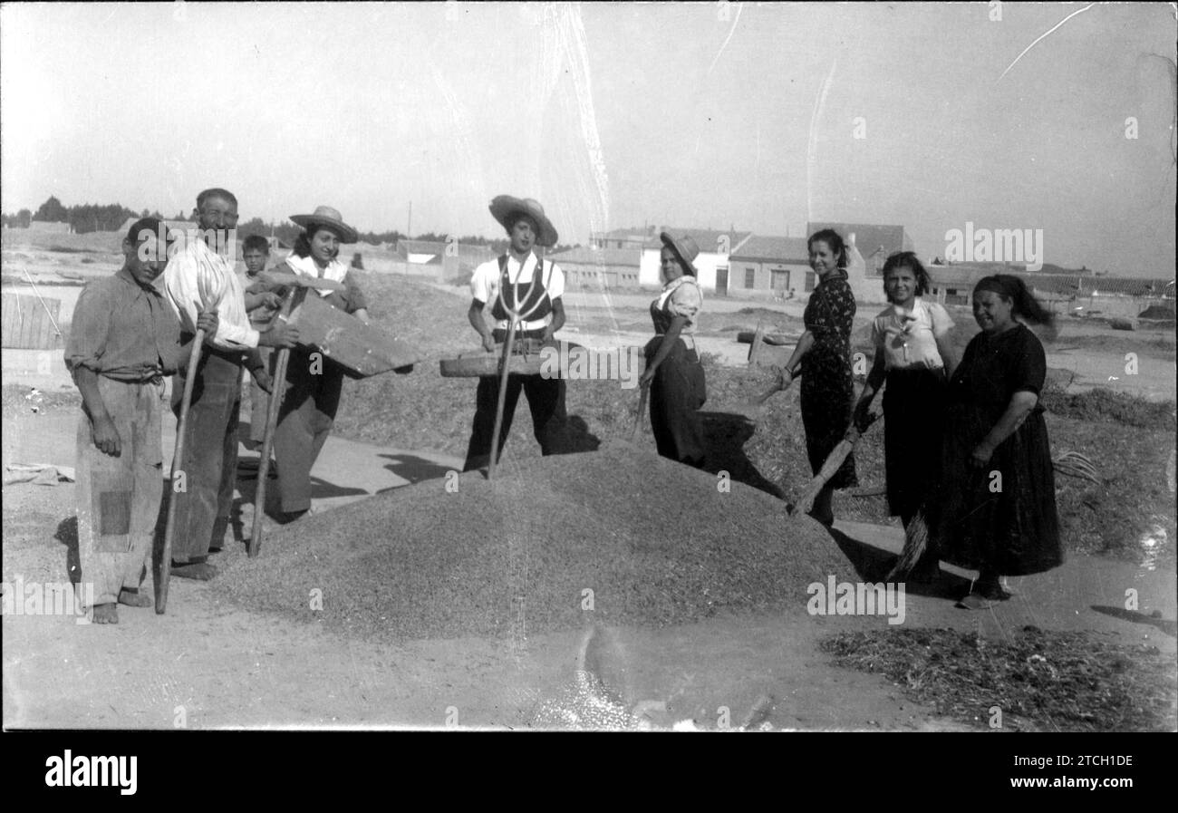 Albacete, August 1936. Spanish Civil War. Wheat in one of its phases ...