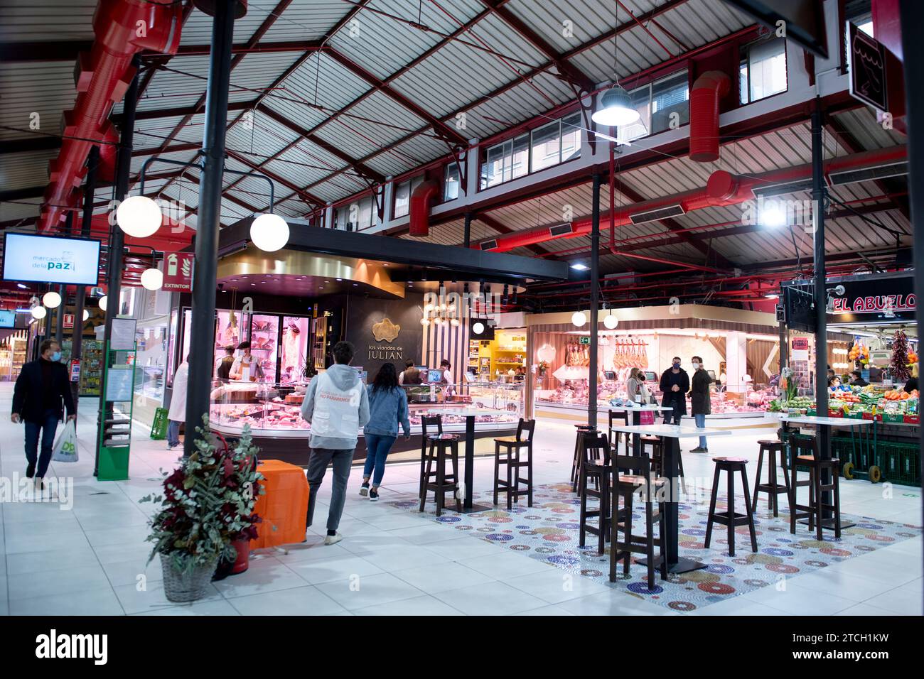 Madrid, 02/11/2022. Centennial businesses. La Paz Market, on Ayala ...