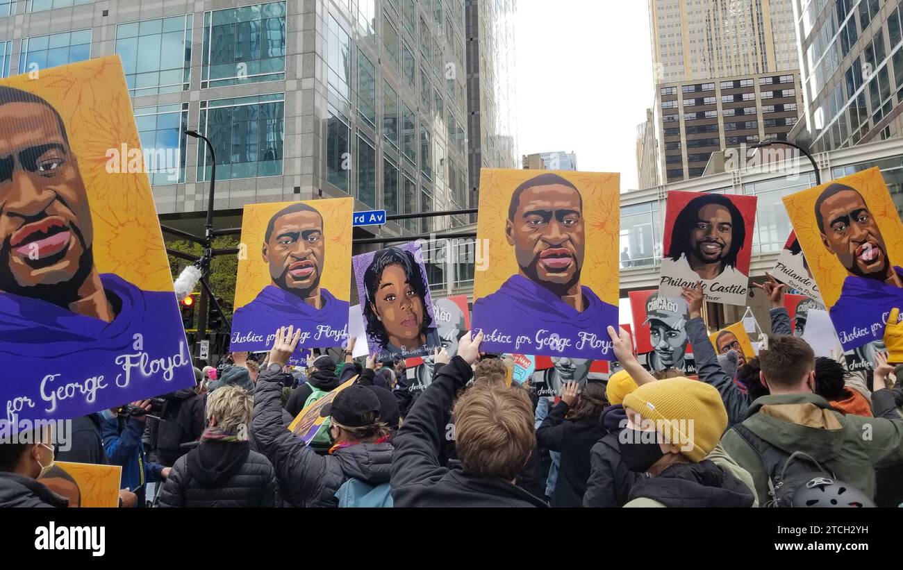 Minneapolis, 04/20/2021. Explosion of joy at the doors of the court ...