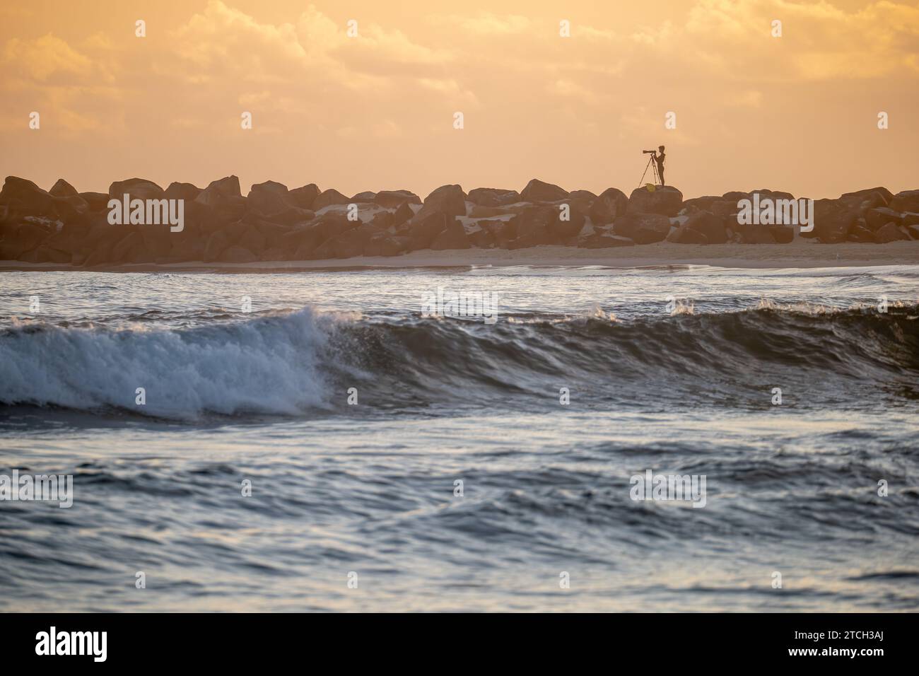 Female photographer shooting beach hi-res stock photography and images ...