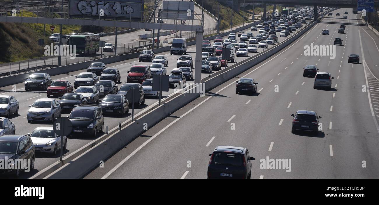 Madrid, 03/24/2016. Operation leaving Easter, with traffic jams and car ...