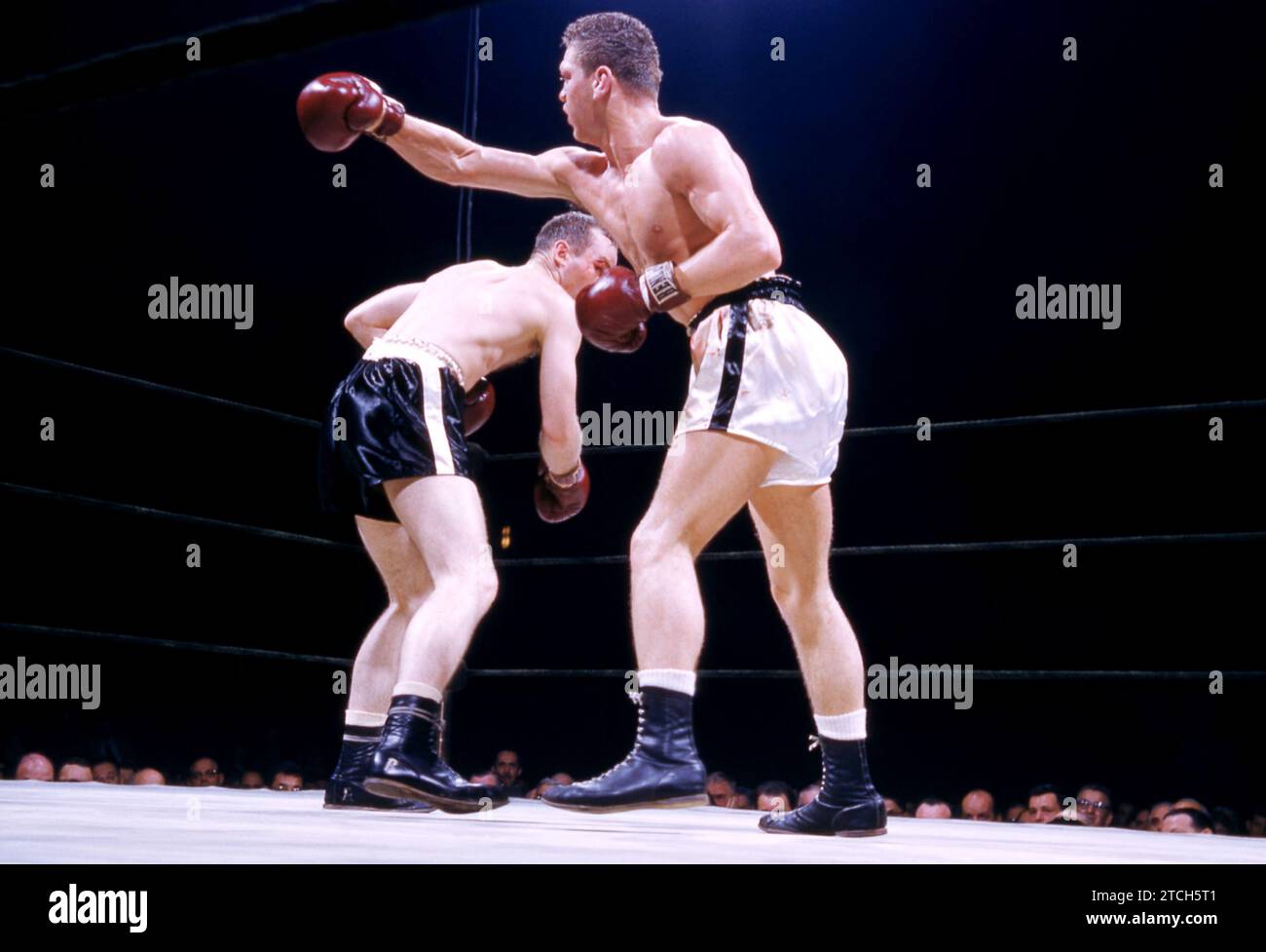Madison square garden boxing ring hi-res stock photography and images ...