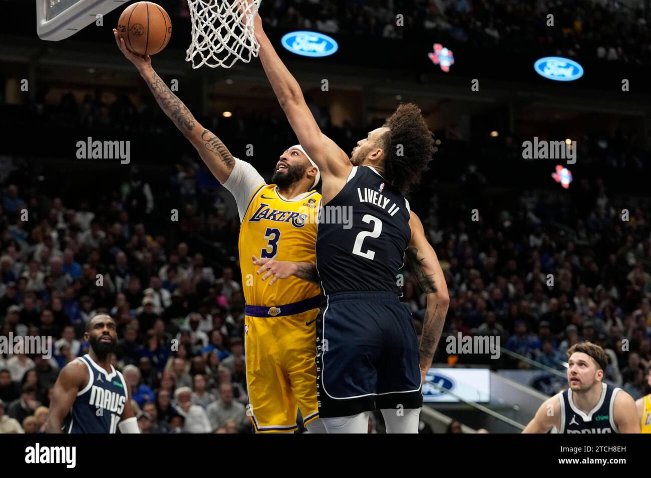 Los Angeles Lakers forward Anthony Davis (3) shoots against Dallas ...