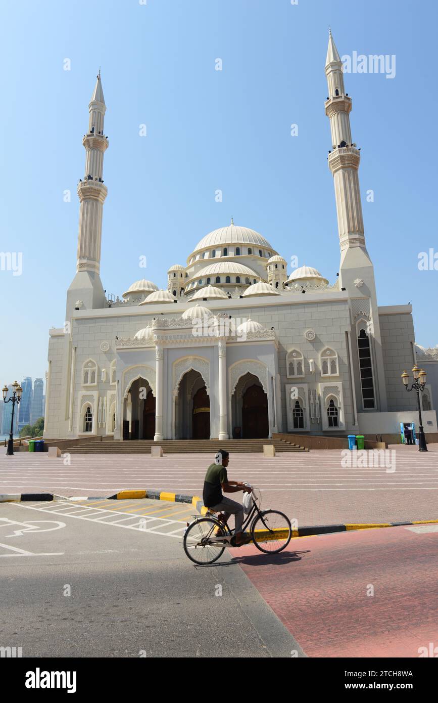 Uae man mosque hi-res stock photography and images - Alamy