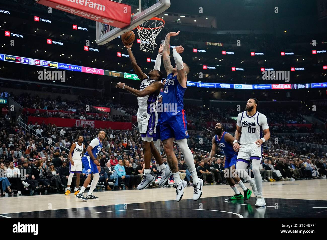 Sacramento Kings guard De'Aaron Fox (5) shoots against Los Angeles ...