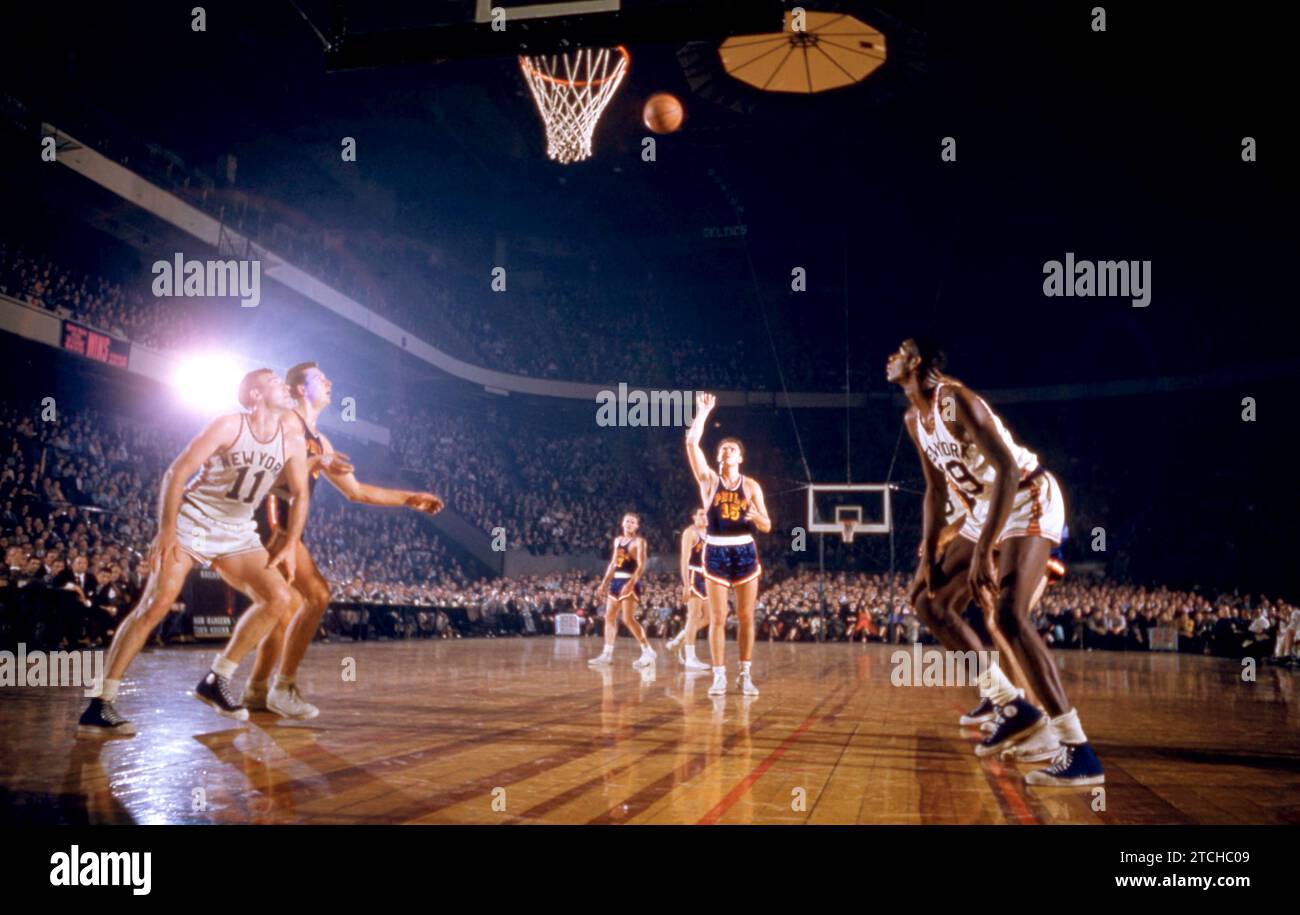 NEW YORK, NY - DECEMBER 27: Tom Gola #15 of the Philadelphia Warriors ...