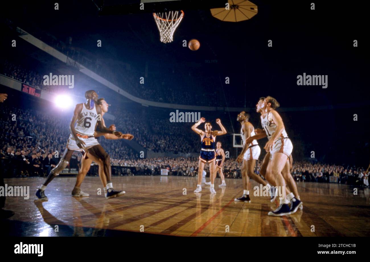 NEW YORK, NY - DECEMBER 27: Paul Arizin #11 of the Philadelphia ...