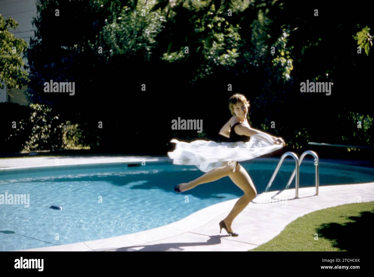 Shirley maclaine 1958 hi-res stock photography and images - Alamy